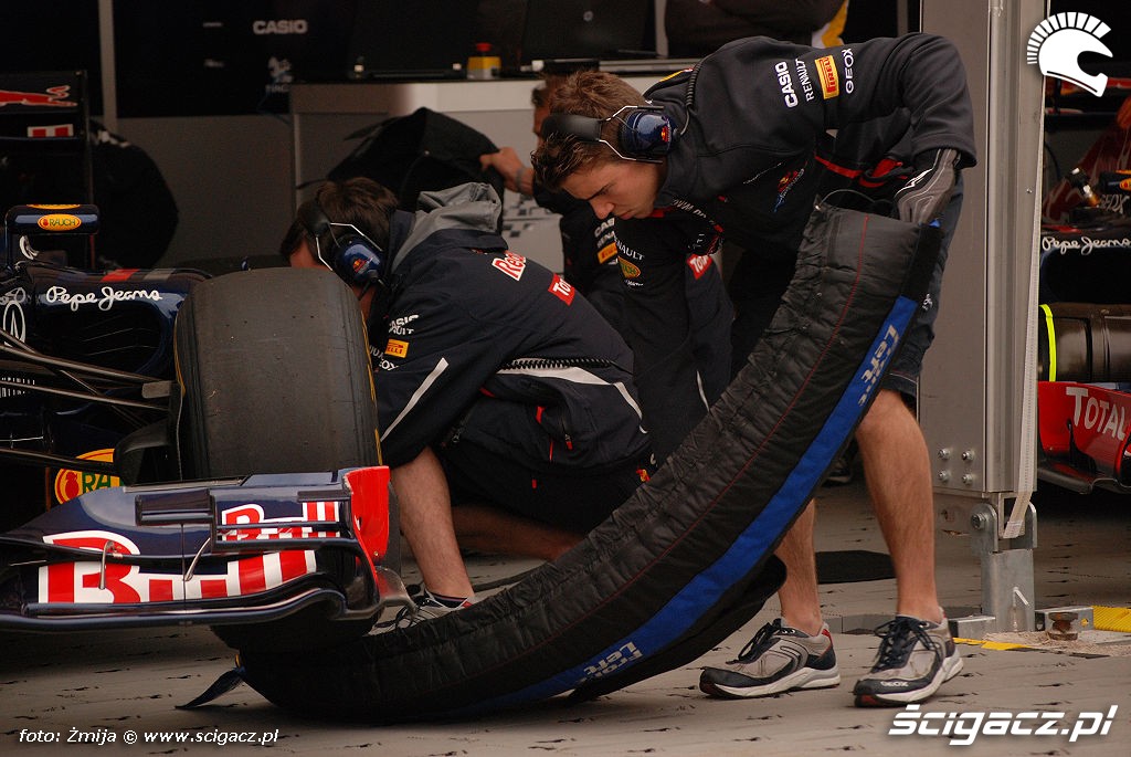 Zdjęcia: Zdejmowanie kocy grzewczych z bolidu F1 - Verva Street Racing 2012