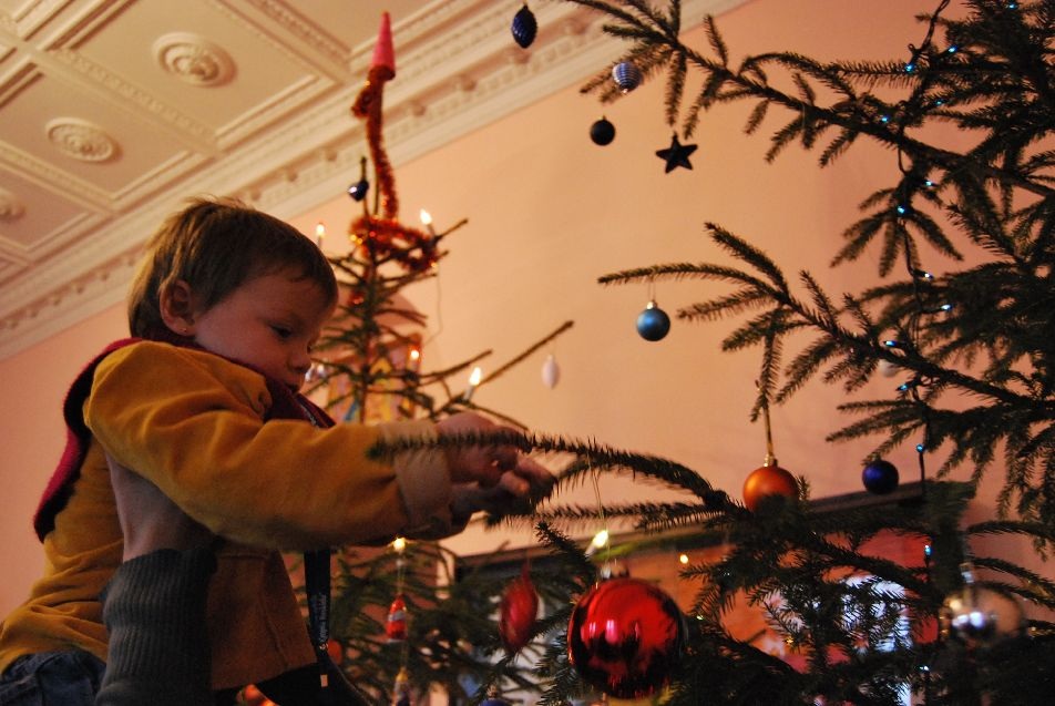 Zdjęcia: ubieranie choinki - Mikolajki z dziecmi z Domu Dziecka w Debinkach