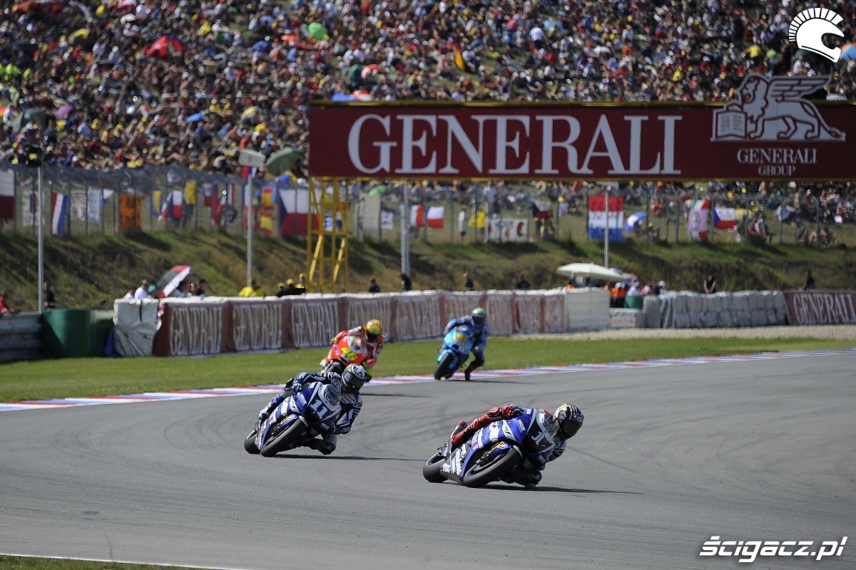 Zdjęcia: Rossi gonil duet Yamahy ale nieskutecznie Bautista siedzial ...