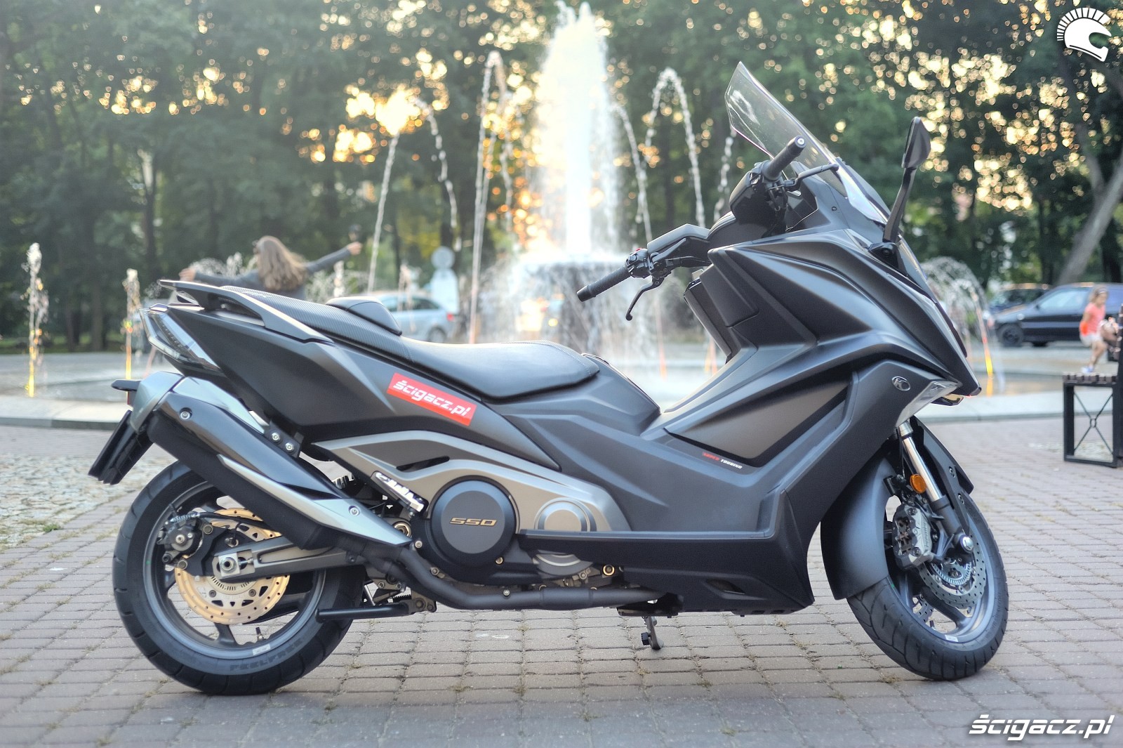 Zdjęcia: Kymco AK550 2017 04 - Kymco AK550 maksiskuter z fontanna bajerow
