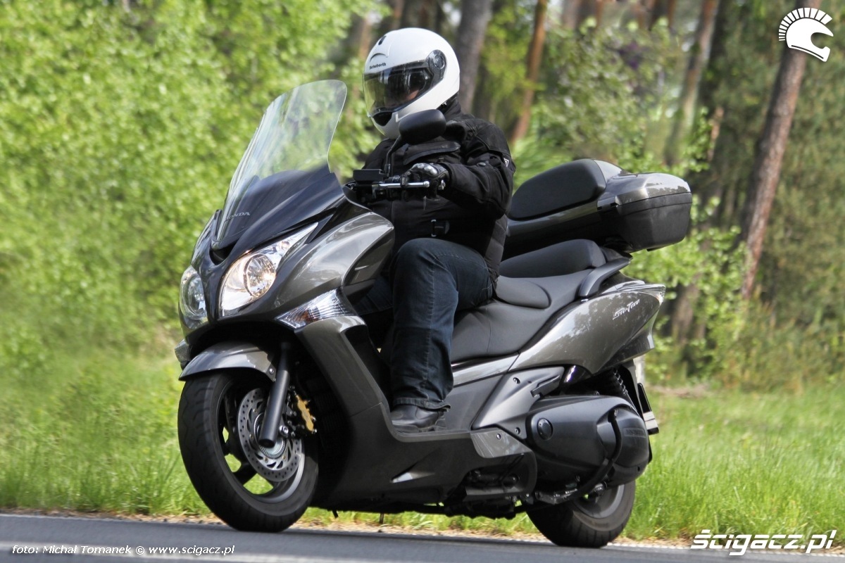 Zdjęcia: z boku jazda Honda SWT600 - Honda SW-T600 mini Goldwing