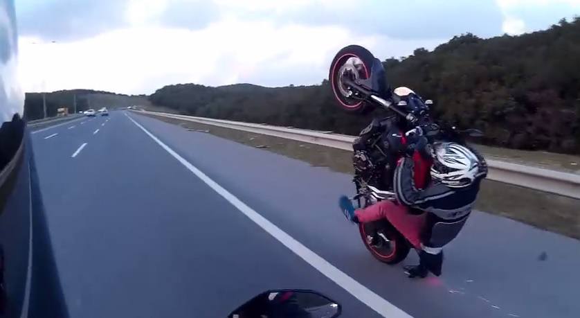 Zdjęcia: wheelie fail - Jazda na kole kiedy ambicja przerasta umiejetnosci