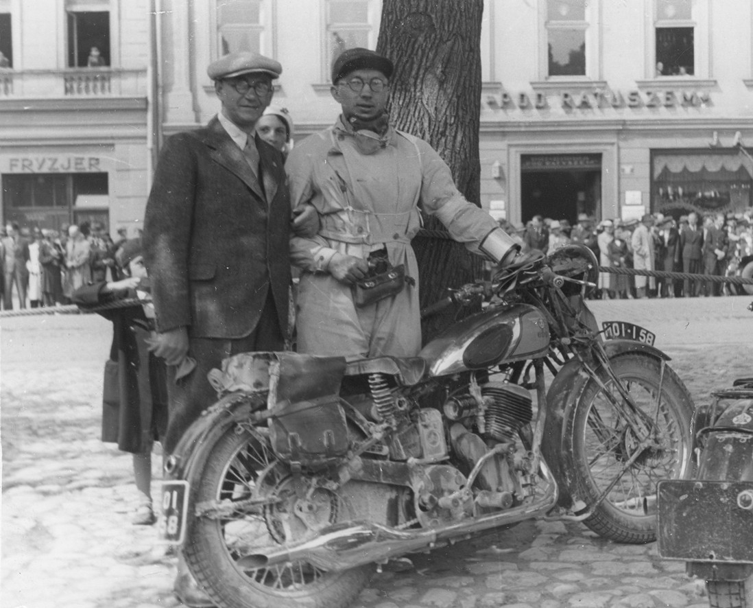 Zdjęcia: 01 Jozef Docha w jasnym kombinezonie przy motocyklu Sokol 600 ...