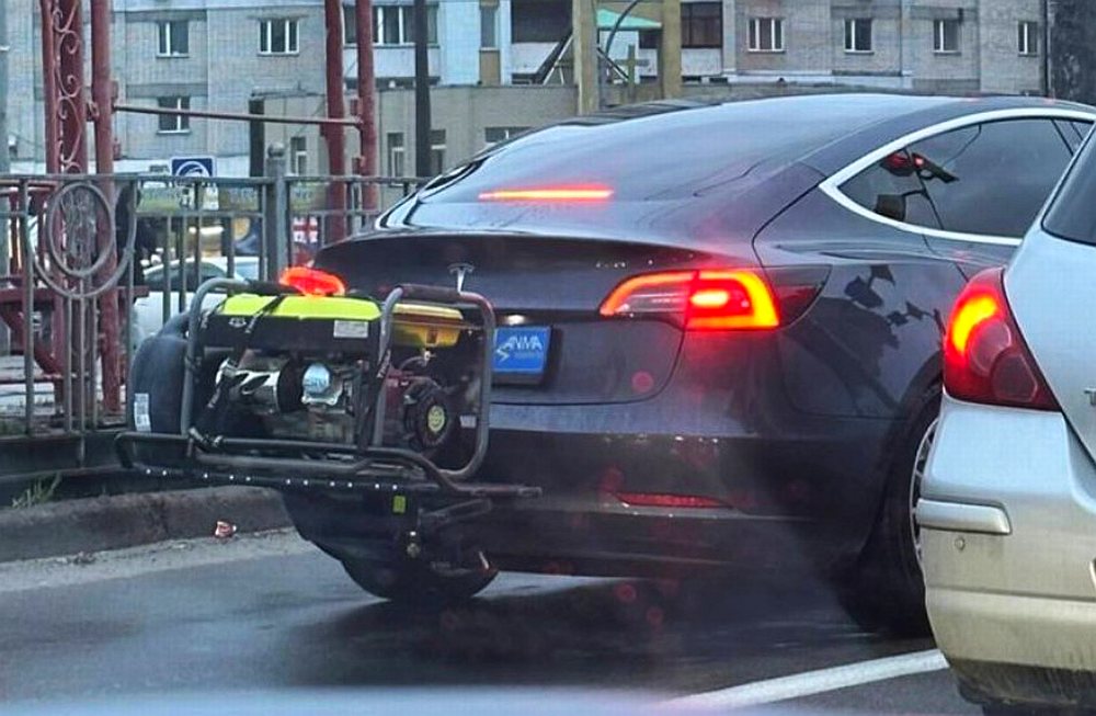 Zdjęcia: tesla agregat 1 - Tesla z zamontowanym agregatem na benzyne ...
